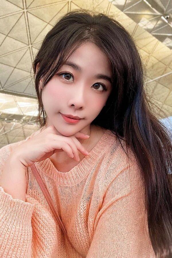 Lee Tse-Hei - About - Entertainment.ie