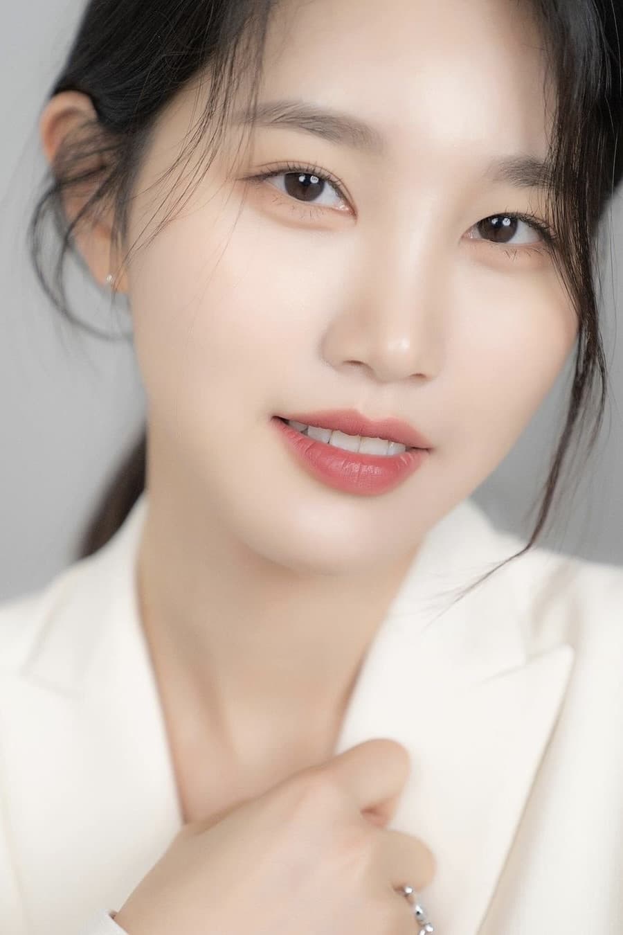Kim Su-yeon - About - Entertainment.ie