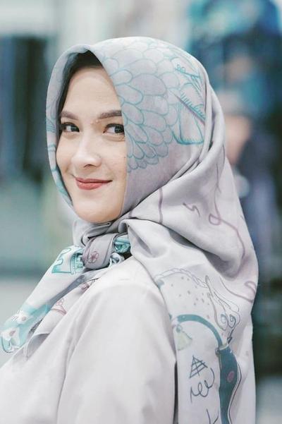 Andhara Early - About - Entertainment.ie