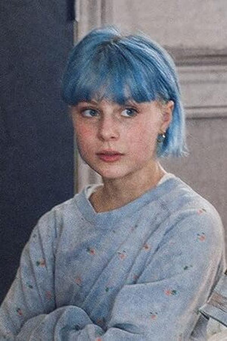 Sienna Hallas - About - Entertainment.ie