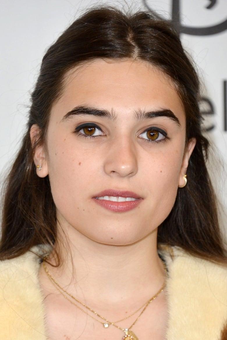 Clara Mamet - About - Entertainment.ie