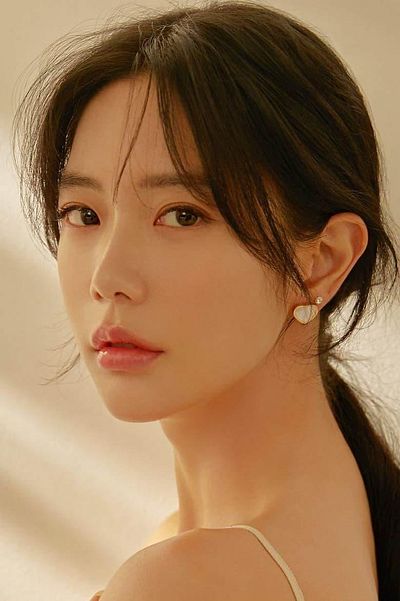 Clara Lee - About - Entertainment.ie