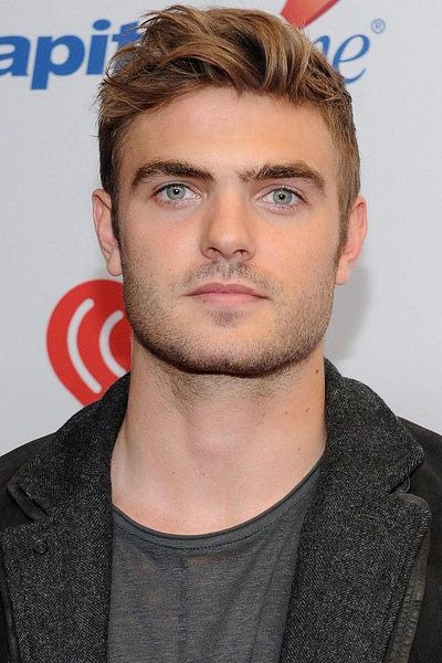 Alex Roe - About - Entertainment.ie
