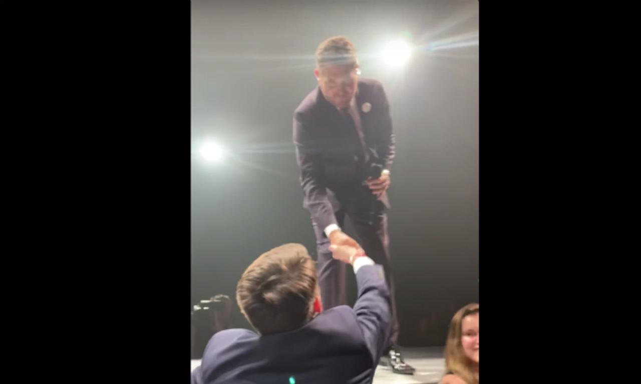 Michael Buble hands his microphone to a fan... gets blown away Michael Buble hands his microphone to a fan... gets blown away