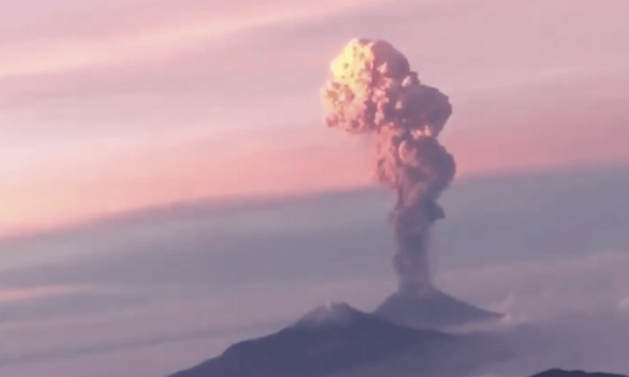 This plane passenger's footage of a volcano erupting in the distance is ...