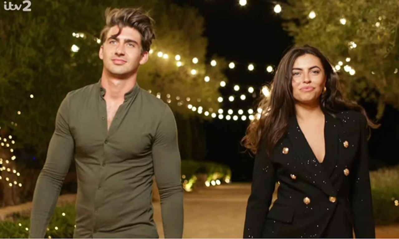 Here's your first look at the two new Islanders entering the 'Love ...