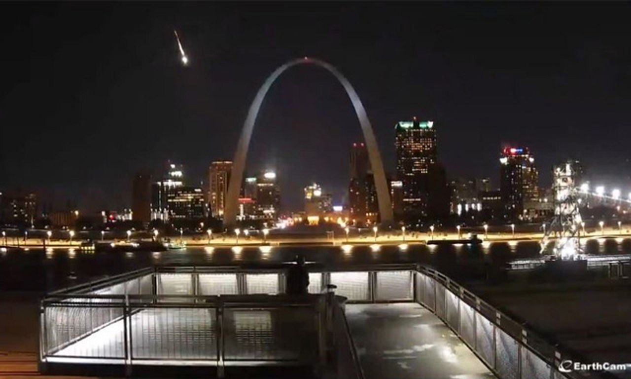 A meteor passed over Missouri last night and it looked awesome