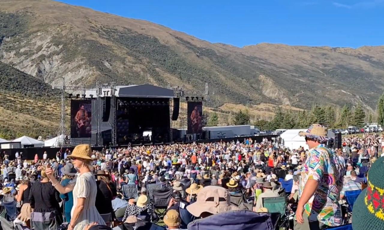 Missing gigs? This footage of a Crowded House concert in New Zealand ...
