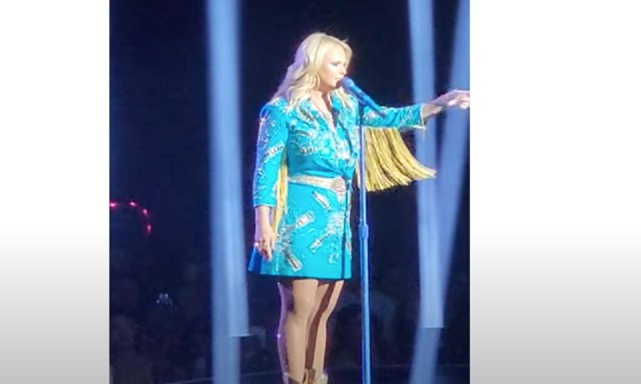 Country Star Miranda Lambert Stops Gig To Scold Fans Taking Selfies